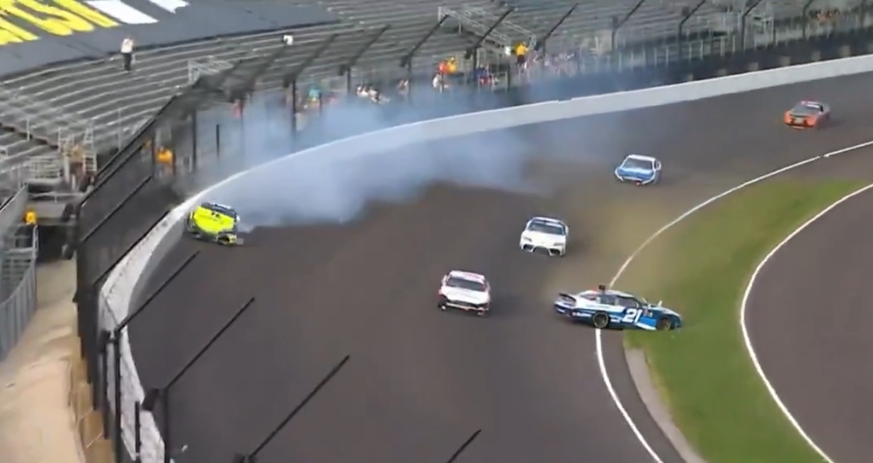 NASCAR driver suspended for recklessly crashing into rival - - Gamereactor