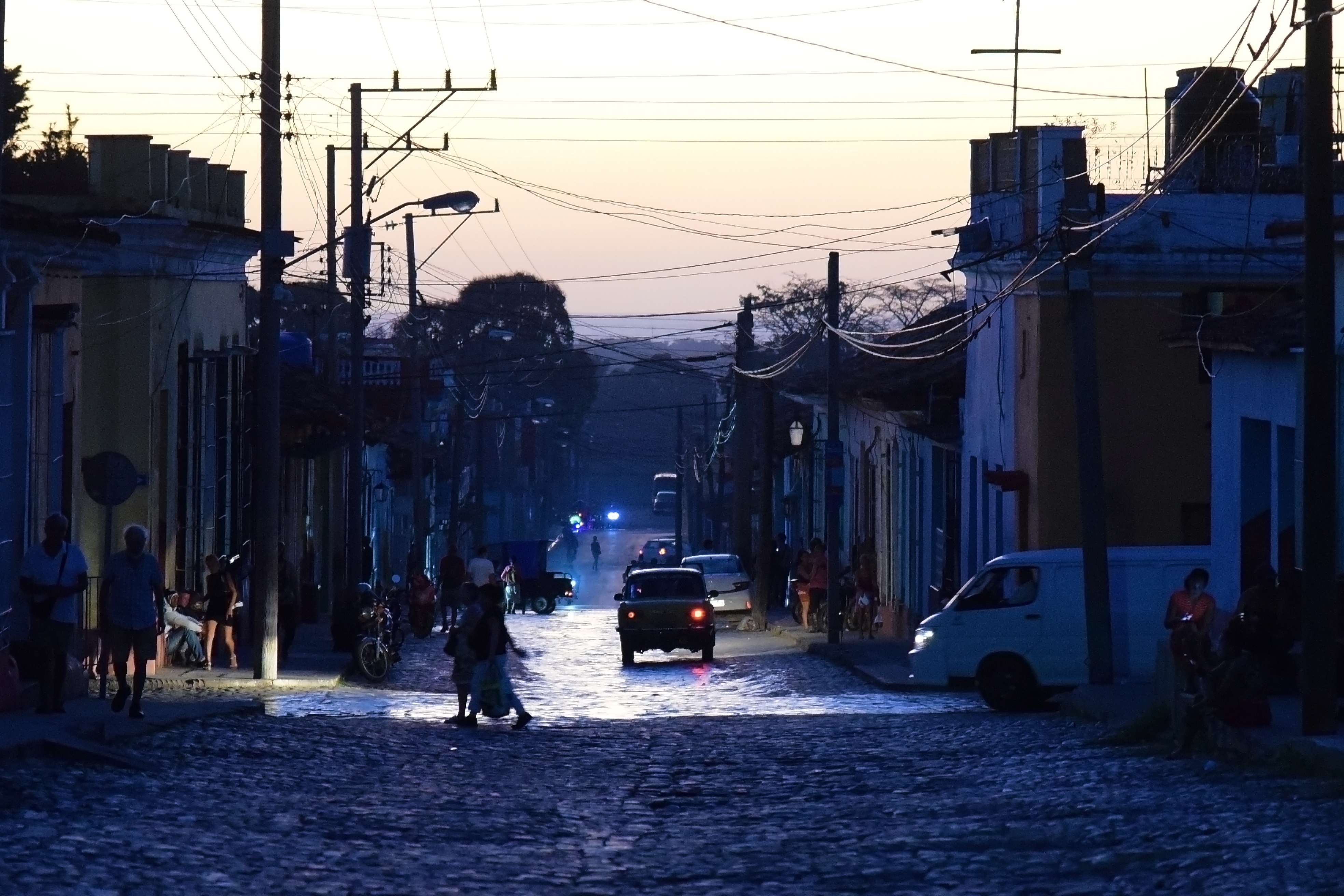 Cuba's electrical grid collapses, plunging the island into darkness ...