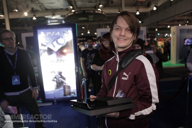 Photos of the final PS4 hardware - - Gamereactor