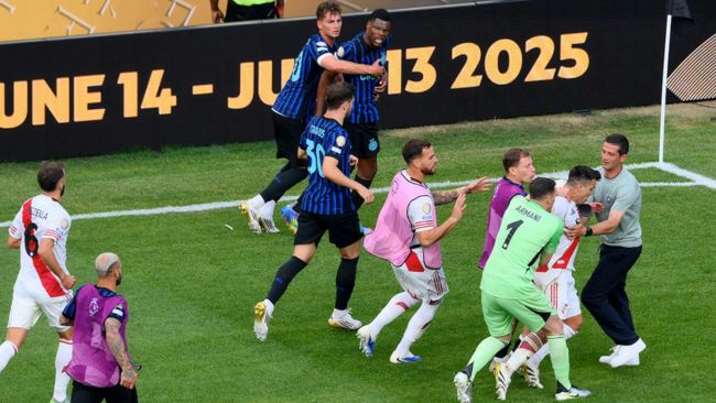 Marcos Acuña chases down Dumfries at the end of Inter 2-0 River Plate ...