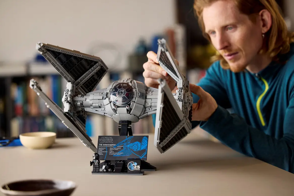 Lego shows off its upcoming Star Wars Tie Interceptor model - - Gamereactor