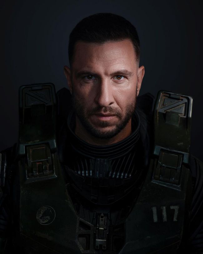 Master Chief's actor has a comforting message to doubting fans ...