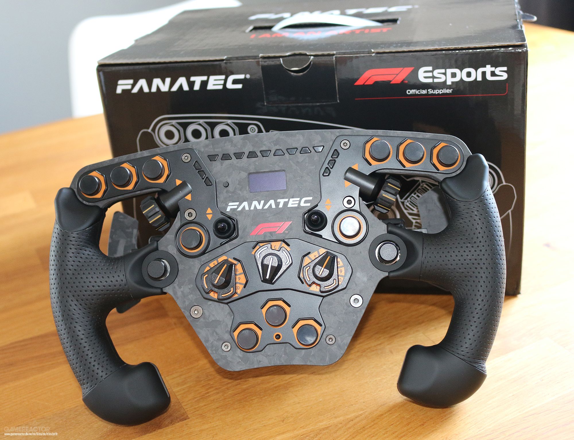 We unpack Fanatec's new F1 premium wheel - - Gamereactor
