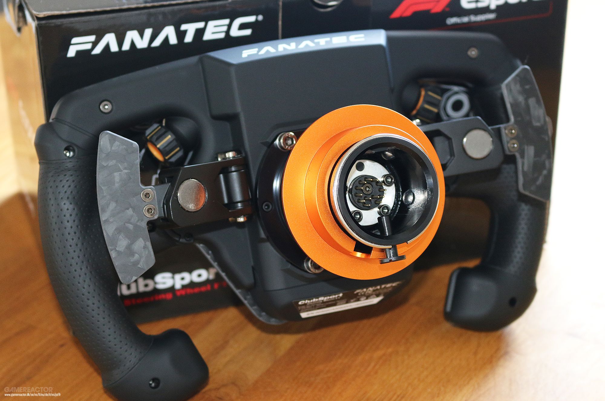 We unpack Fanatec's new F1 premium wheel - - Gamereactor