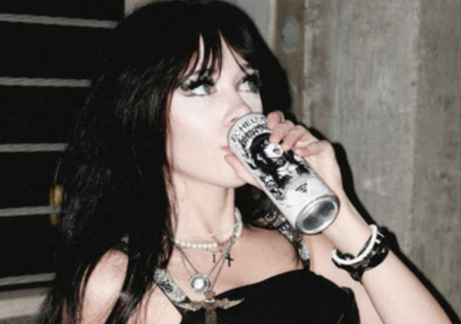 Goth Girl Spit energy drink sells out almost instantly - - Gamereactor