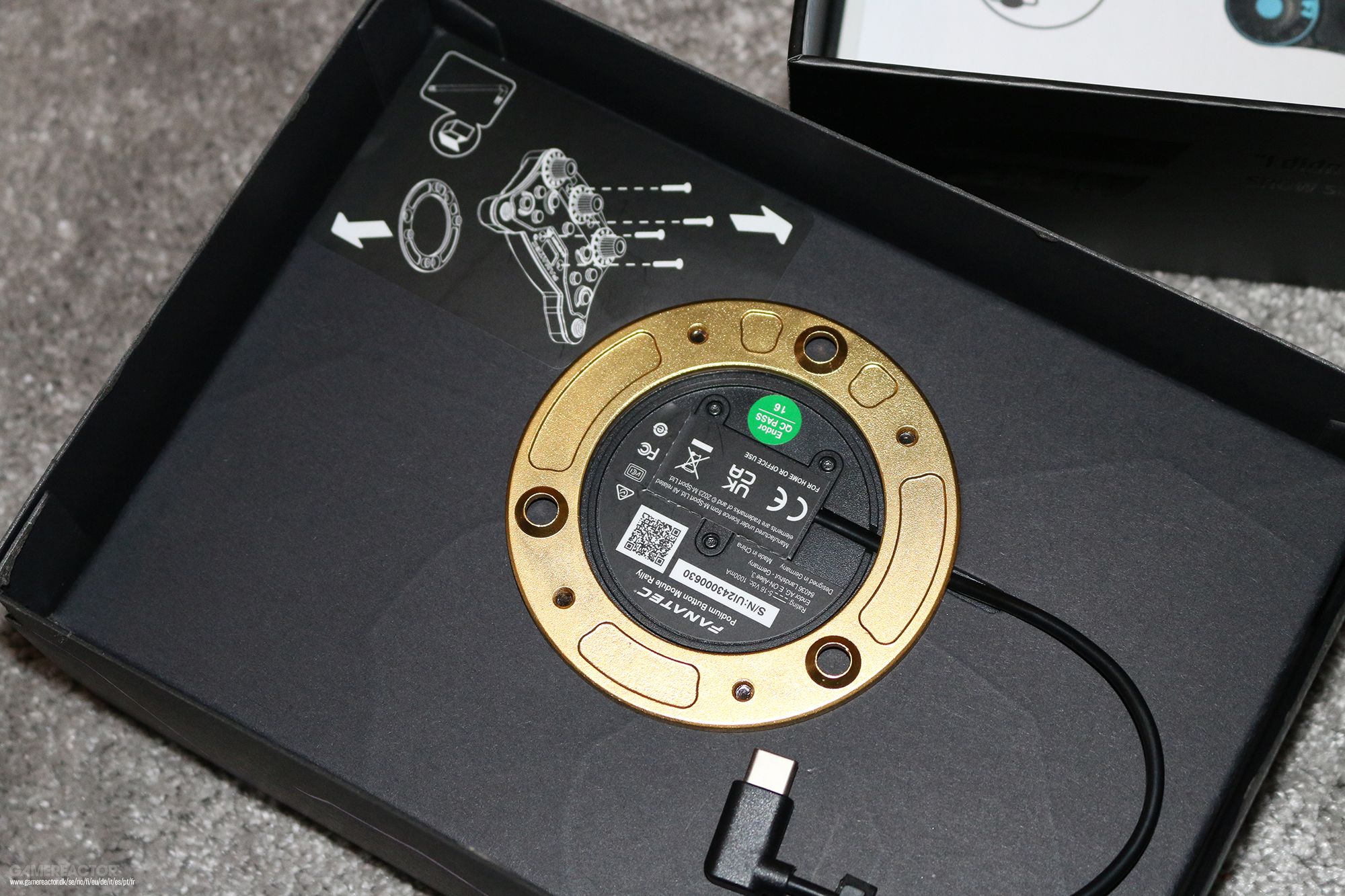 We are unboxing the Fanatec Podium Button Module Rally - - Gamereactor