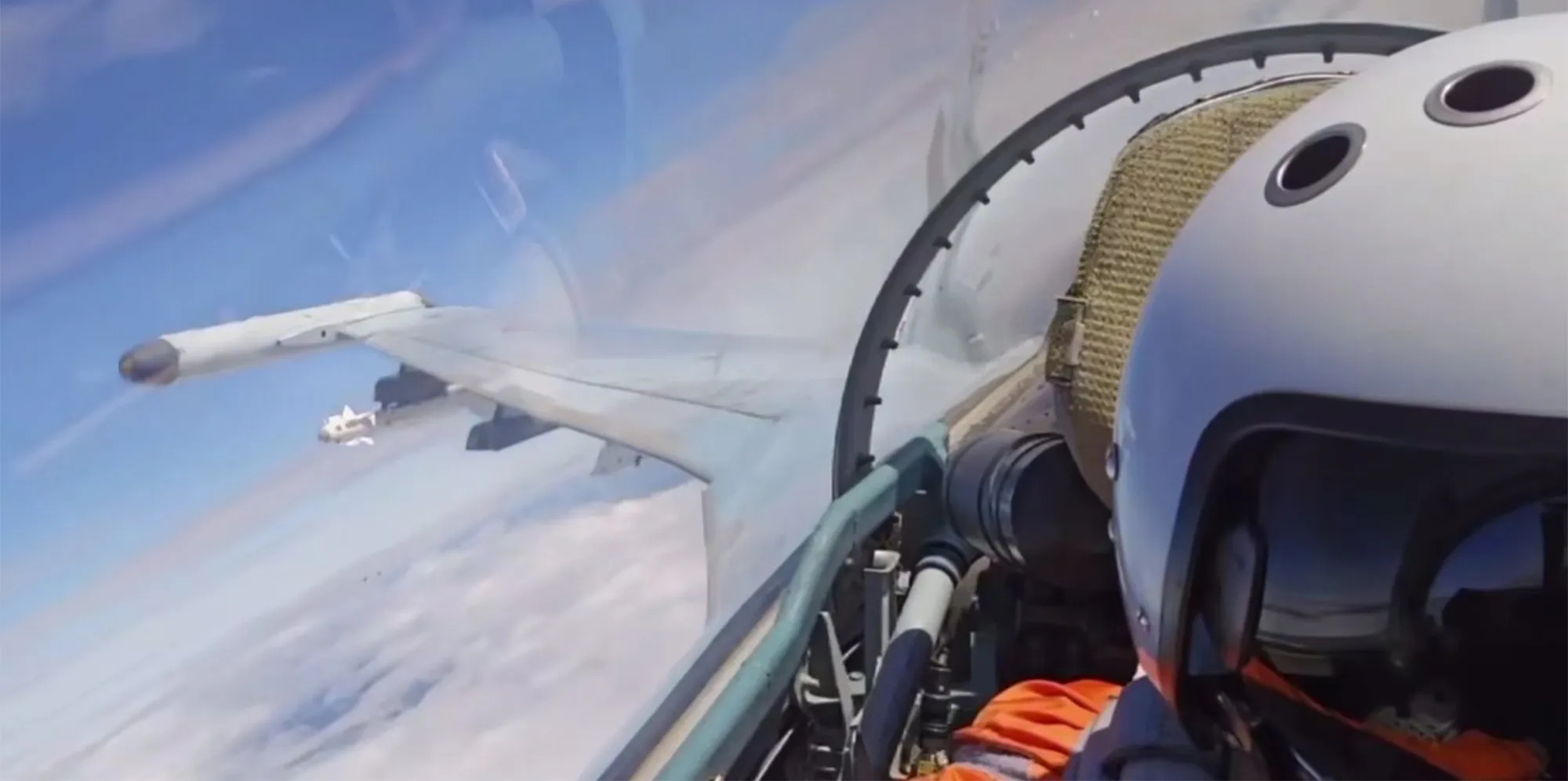Video captures moment US scrambles fighter jets to intercept Russian ...