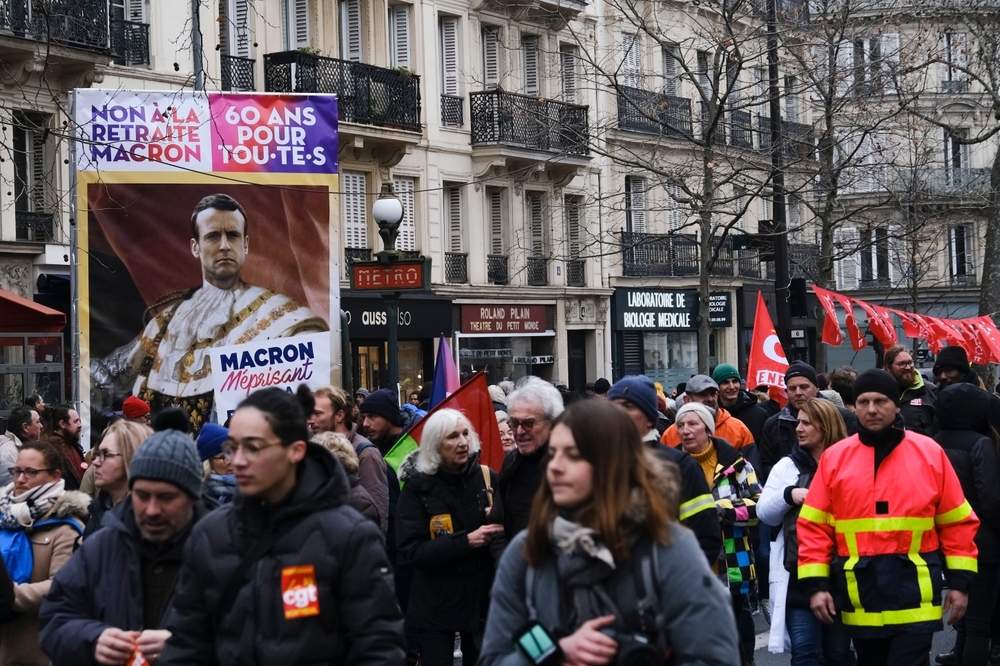 French unions stage nationwide strikes against austerity - - Gamereactor