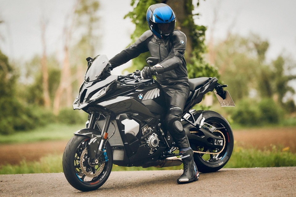 The BMW M1000 XR is as dynamic on the road as it is on the race track ...