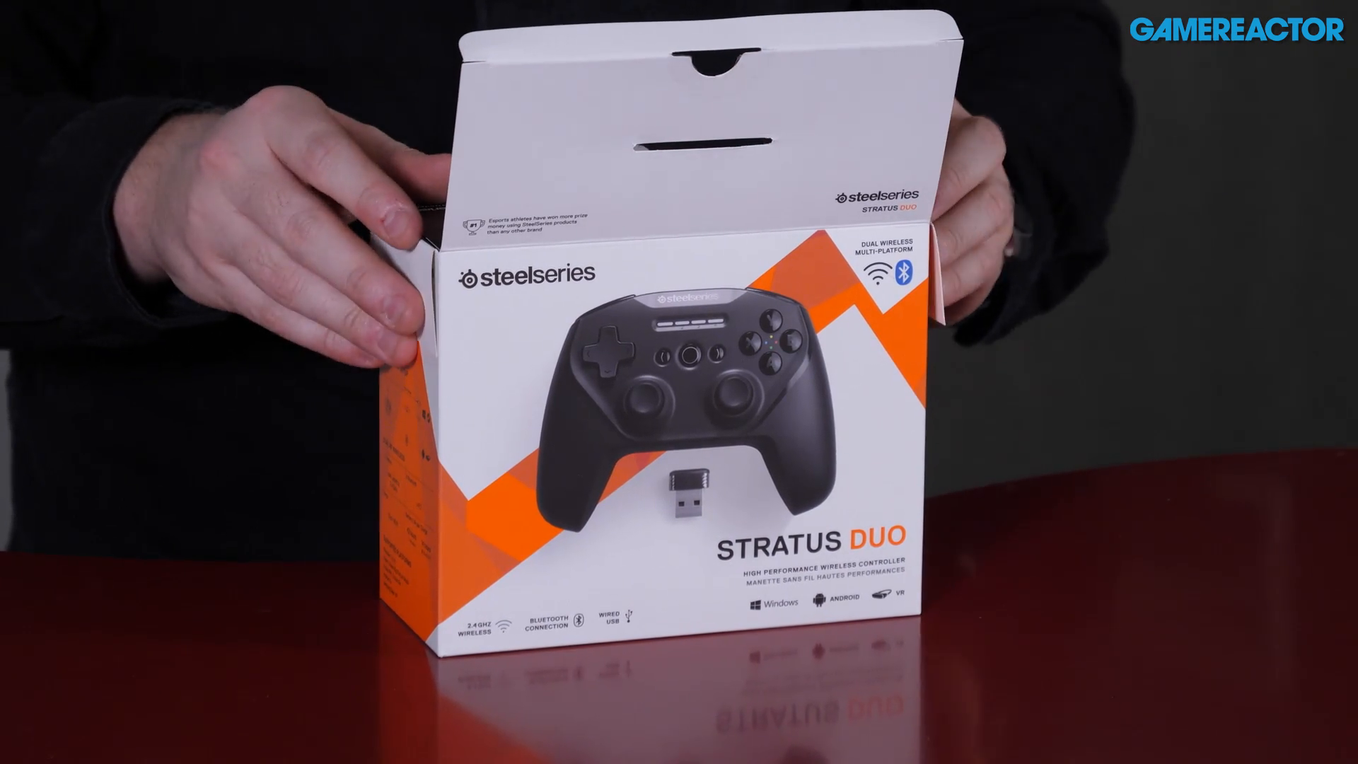 We unbox the brand new SteelSeries Stratus Duo - - Gamereactor