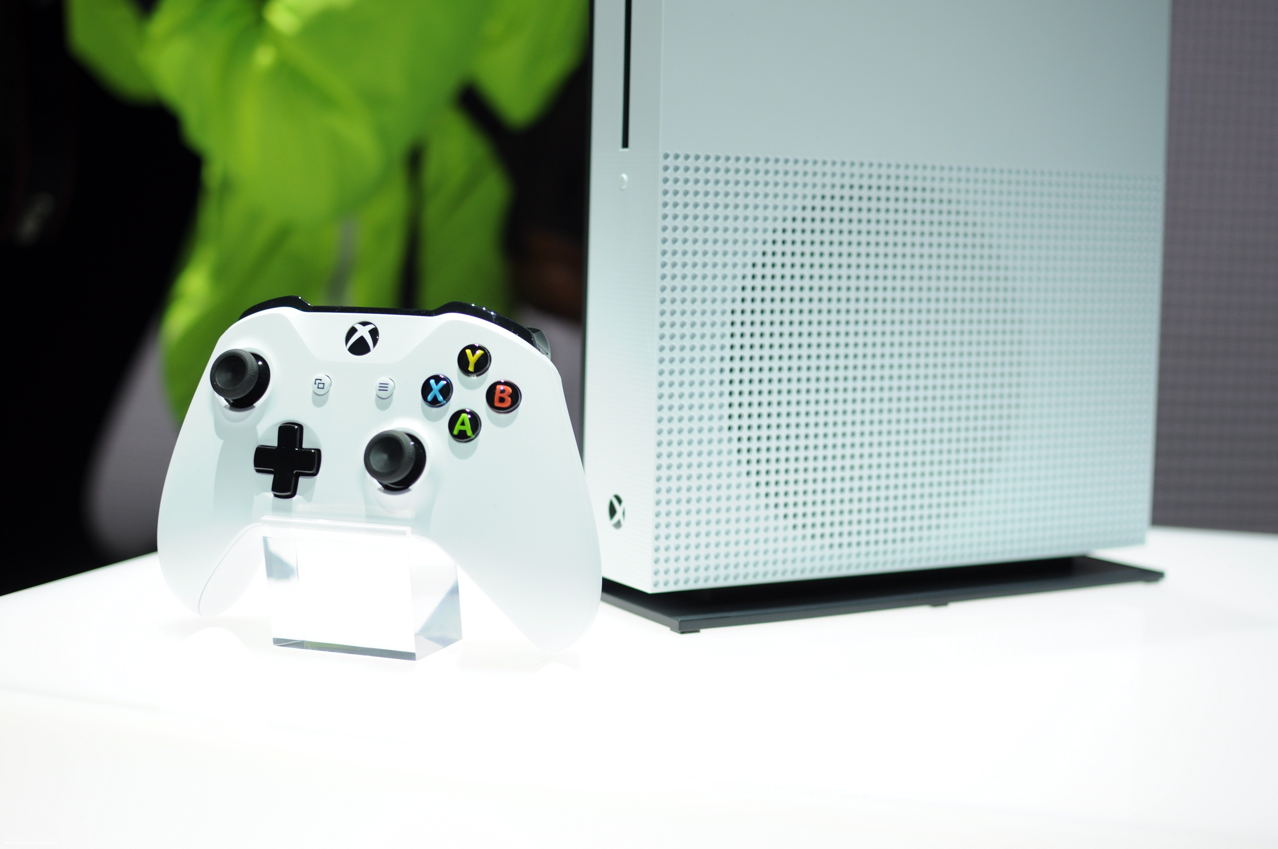 Picture gallery: Xbox One S and the new Xbox Controller. - - Gamereactor