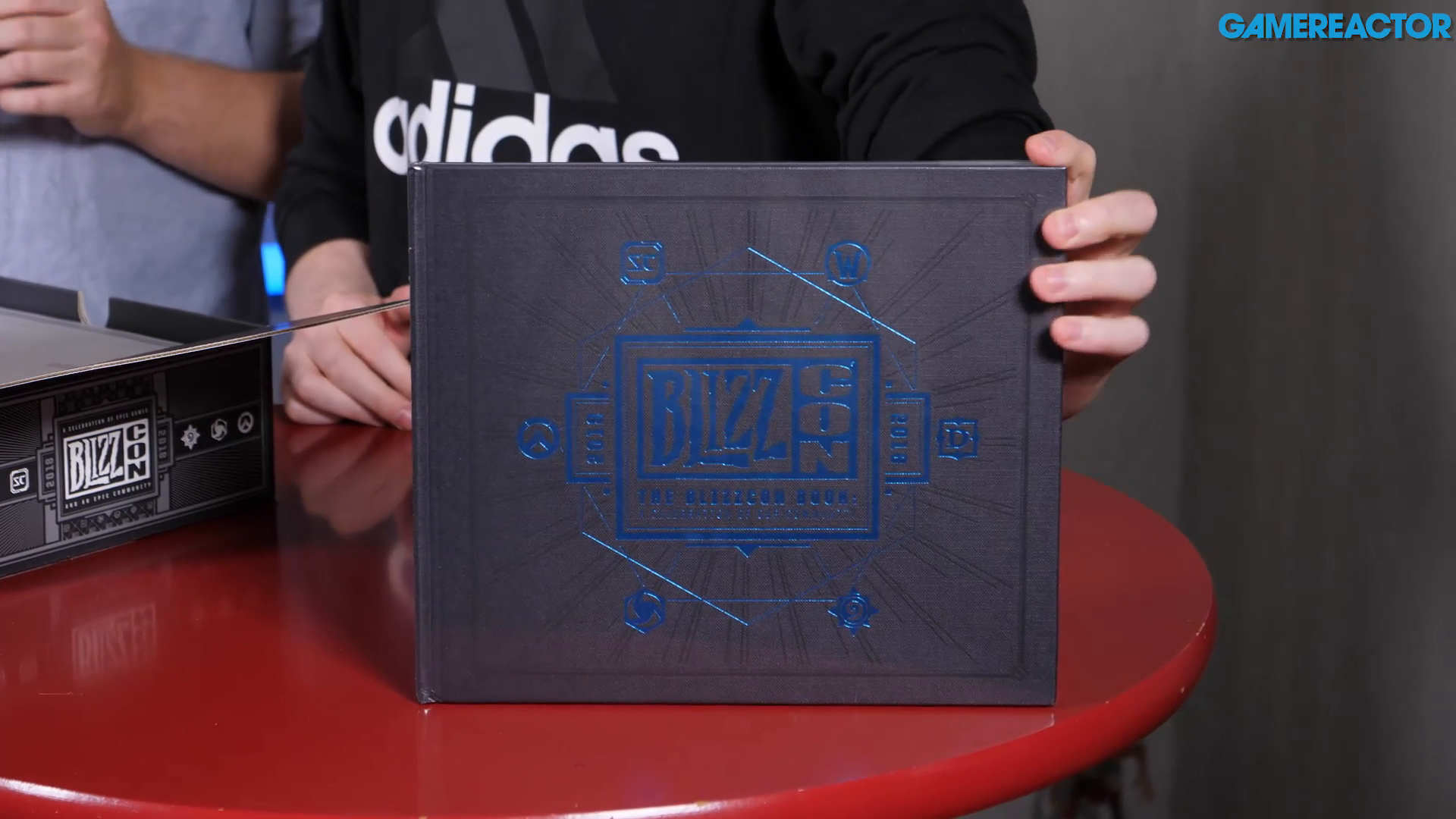 We unbox the BlizzCon swag box - - Gamereactor