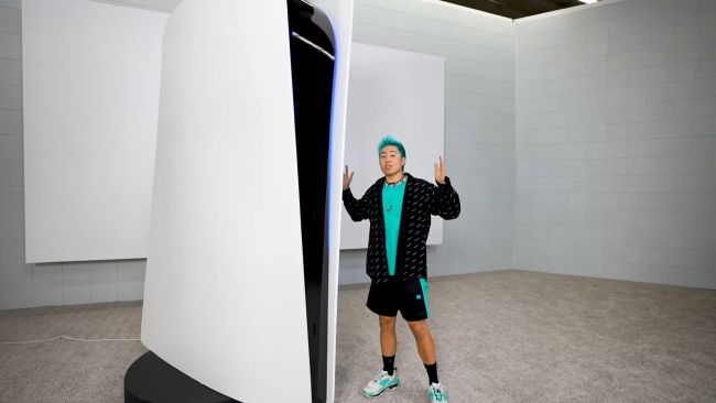 YouTuber builds the world's largest PlayStation 5 - - Gamereactor