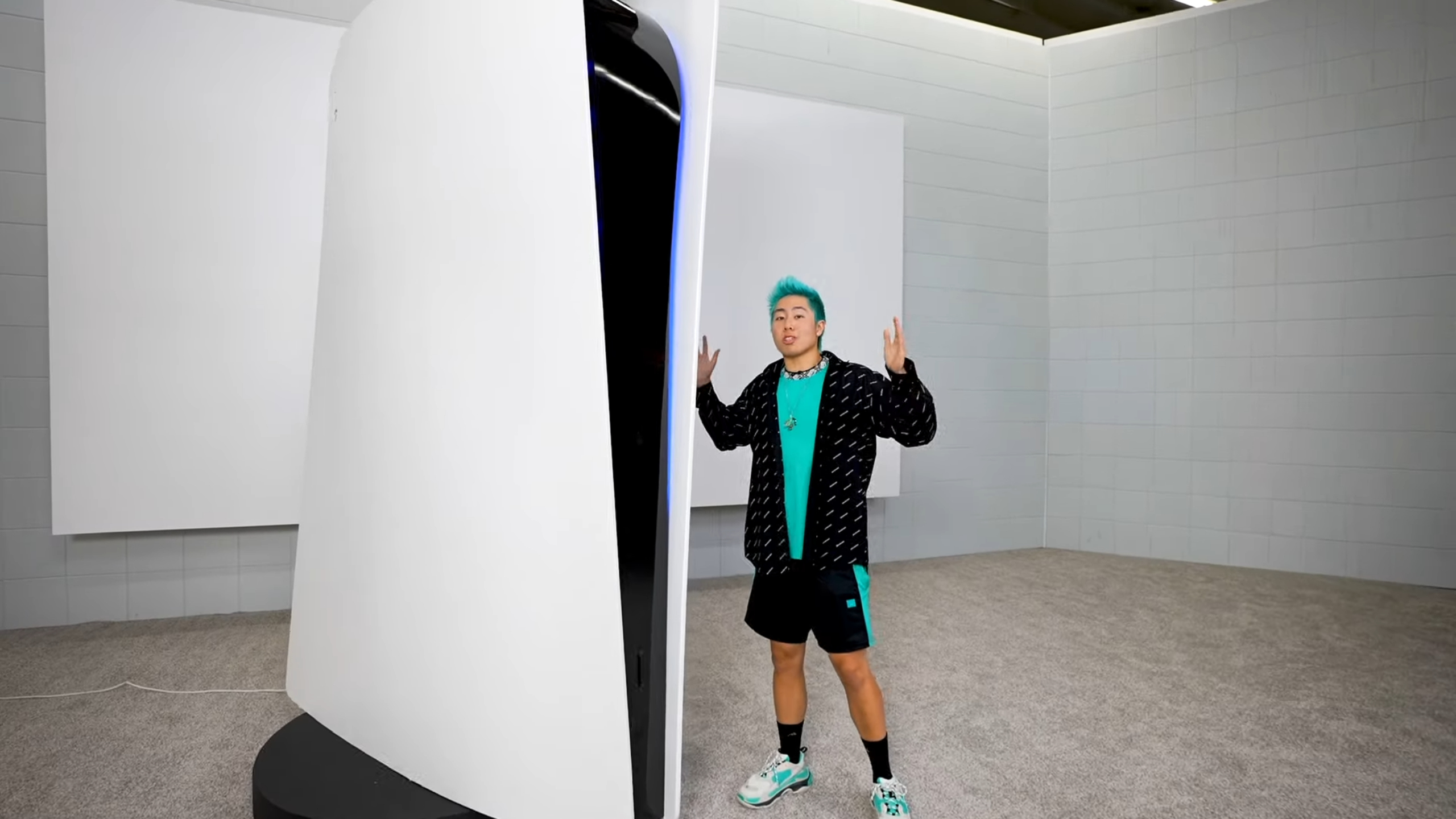 YouTuber builds the world's largest PlayStation 5 - - Gamereactor