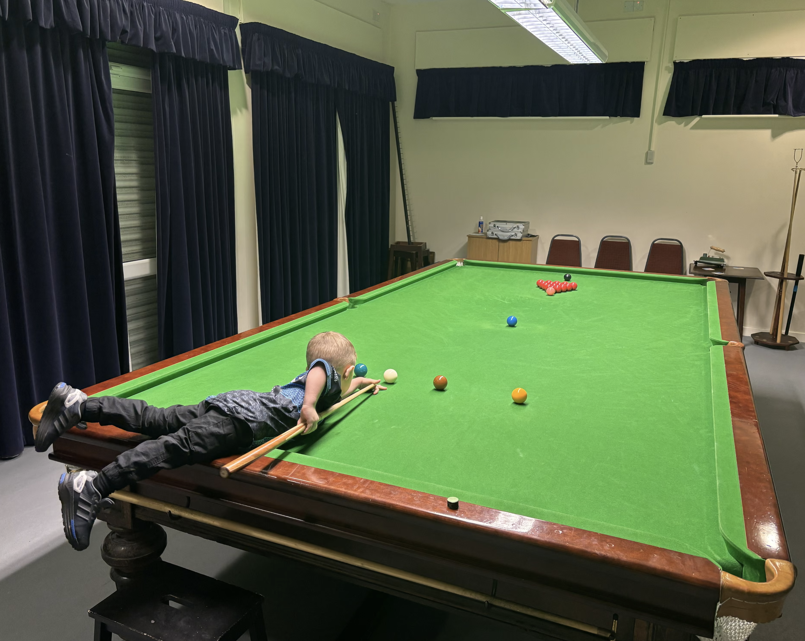 Two-year-old sets two Guinness World Records with snooker trick shots ...