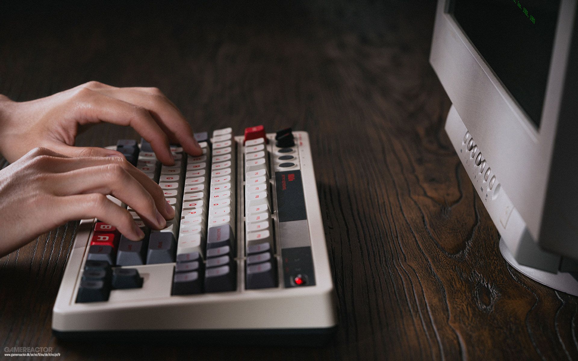 8Bitdo Retro Mechanical Keyboard - - Gamereactor