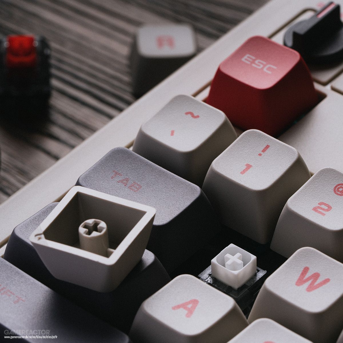8Bitdo Retro Mechanical Keyboard - - Gamereactor