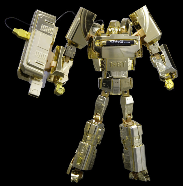 Golden Mega Drive console transforms into Megatron - - Gamereactor