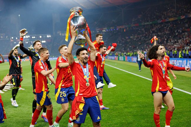 Sevilla legend Jesús Navas gets standing ovation at the Santiago ...