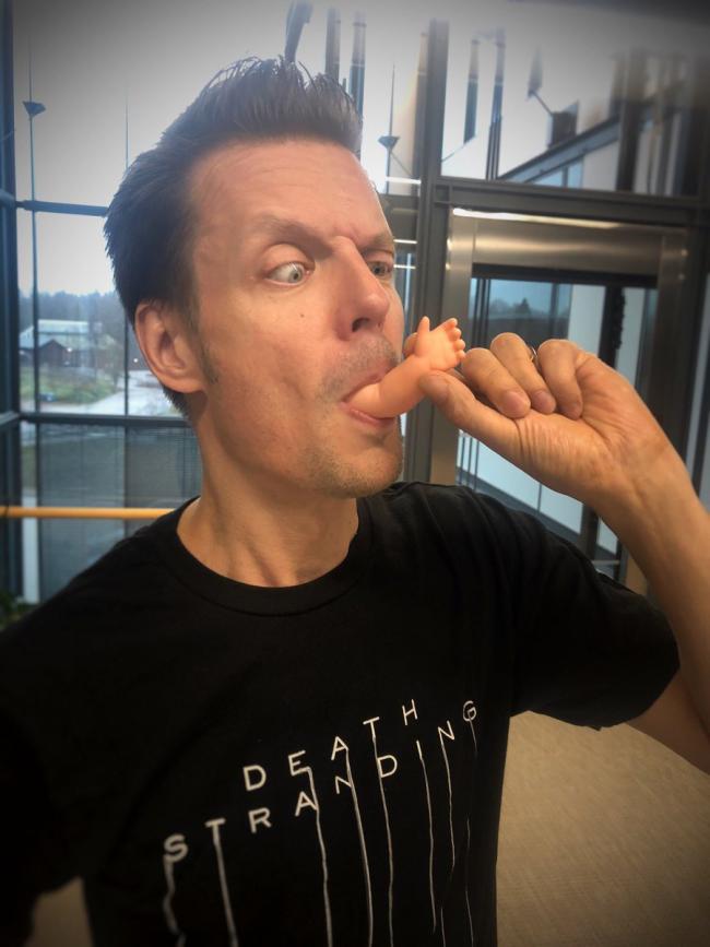 Why is Sam Lake eating a plastic baby? - Death Stranding - Gamereactor
