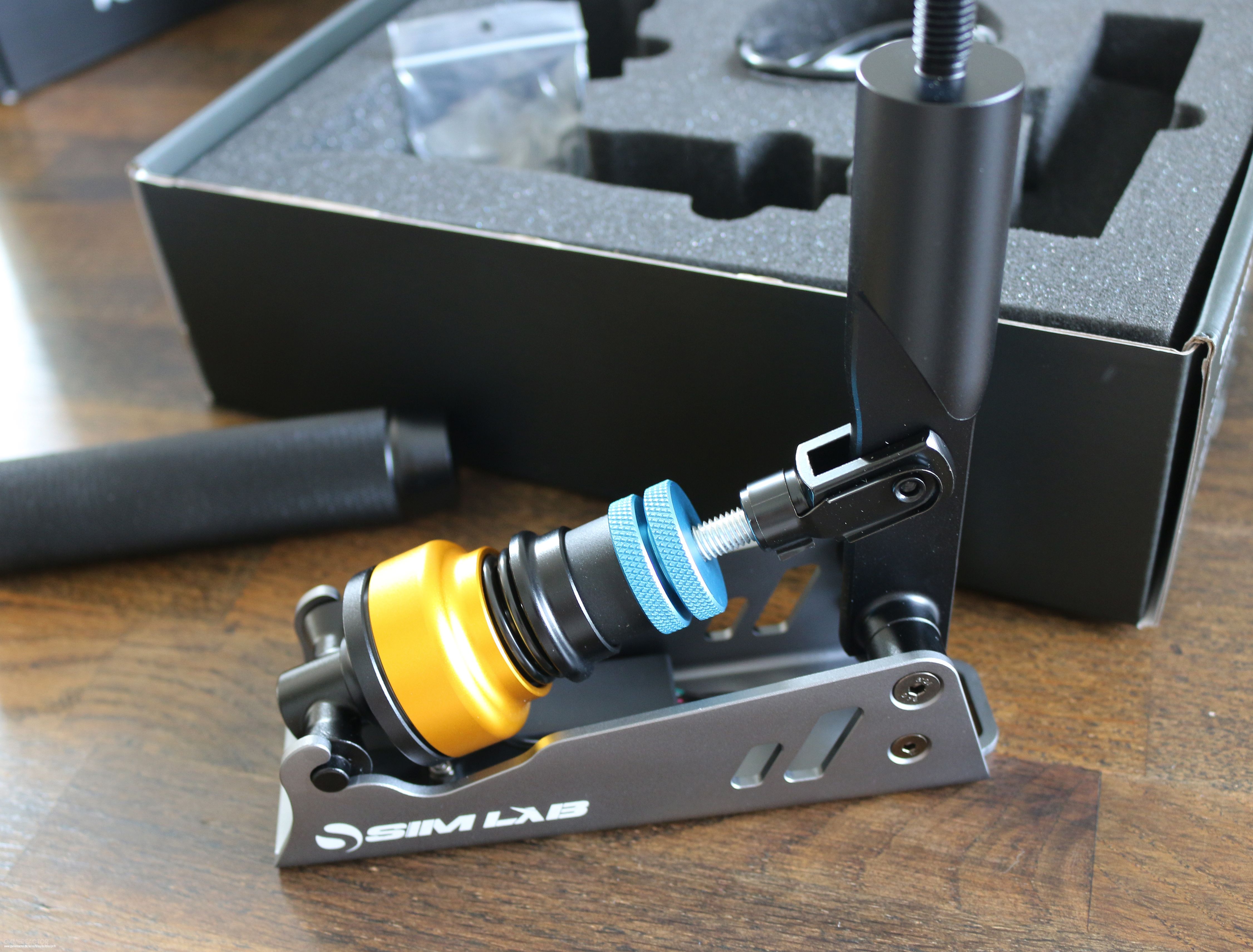 We're unpacking the brand new Sim-Lab XB1 Handbrake - - Gamereactor