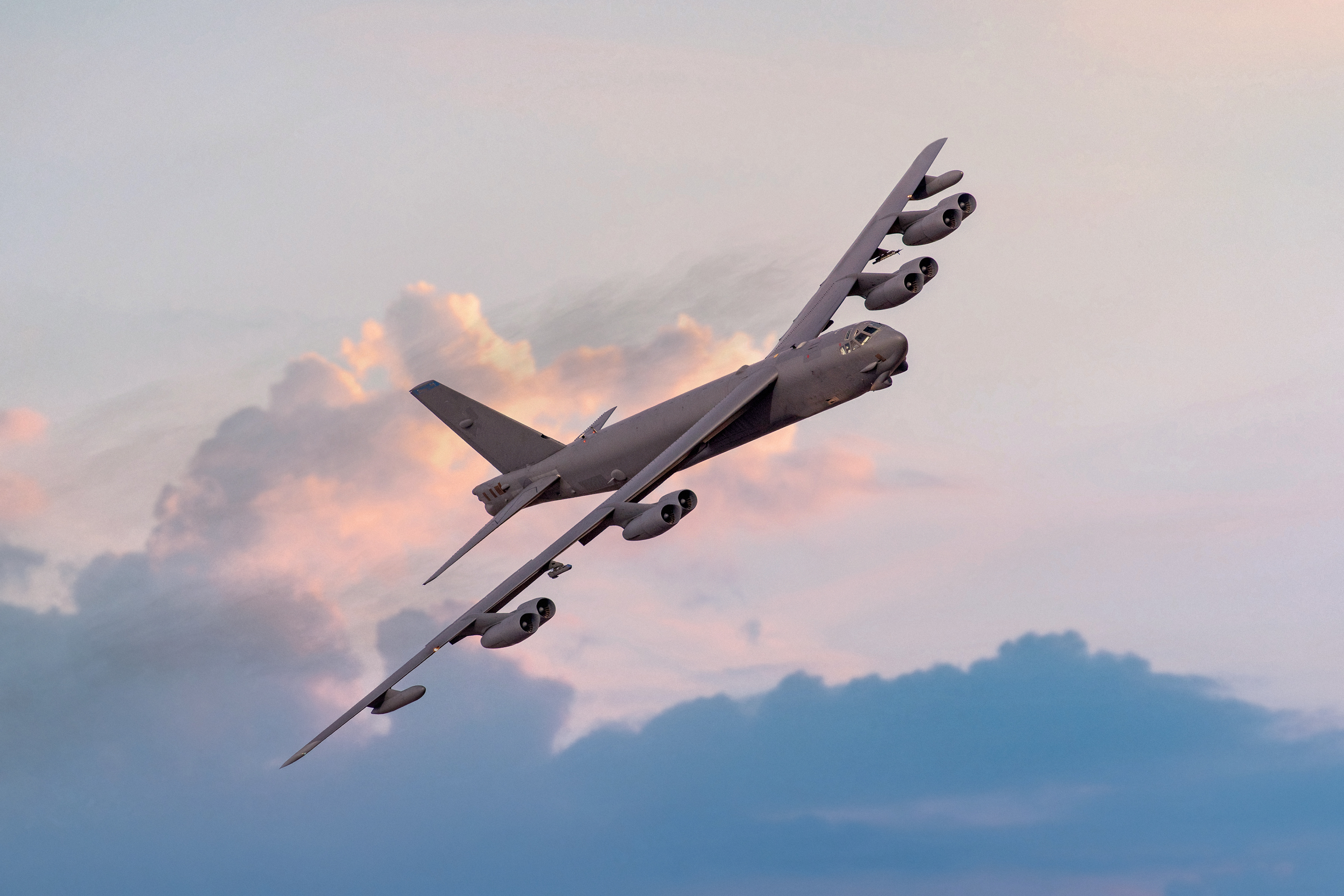 B-52 bomber plane crashes in California, killing eight - - Gamereactor