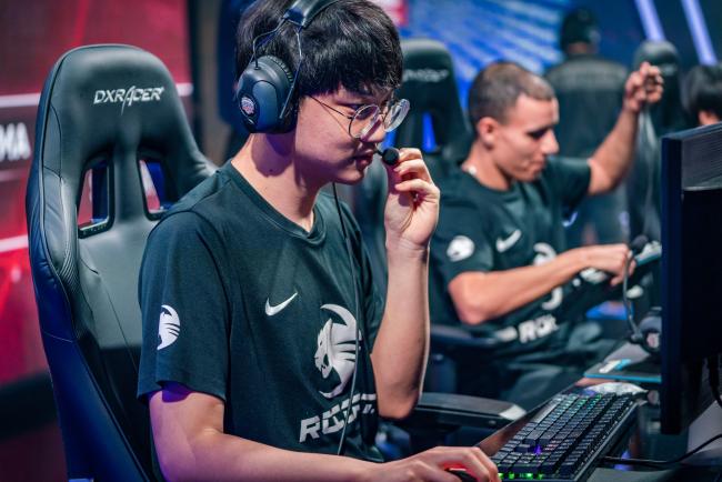 Profit signs for Rogue's League of Legends team