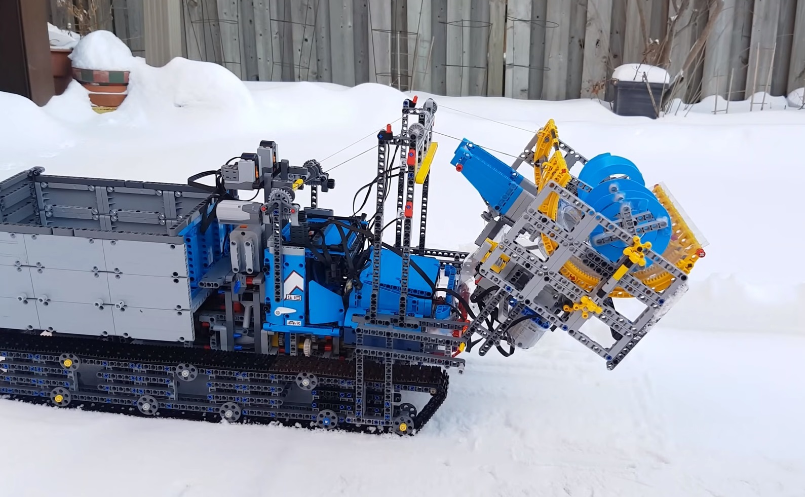 Clear out your driveway with this Lego snow plow - - Gamereactor