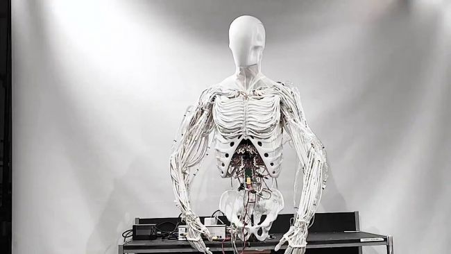 Clone introduces android with working artificial muscles - - Gamereactor