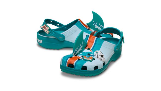 Crocs teams up with the NFL for line of official clogs - - Gamereactor