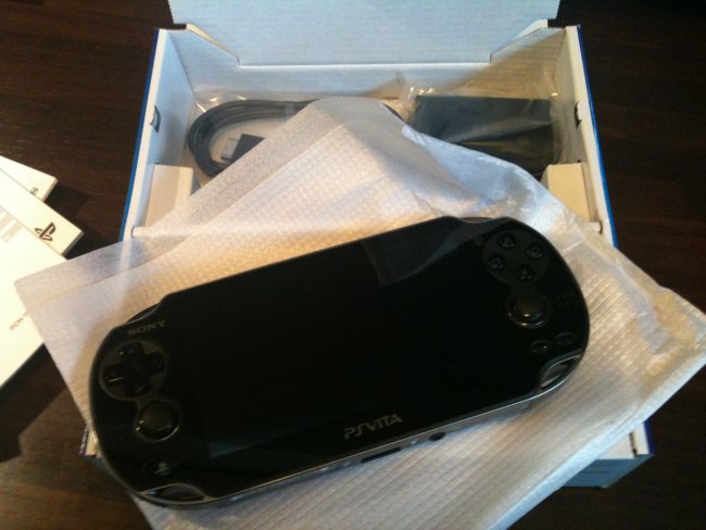 Unboxing PS Vita - - Gamereactor