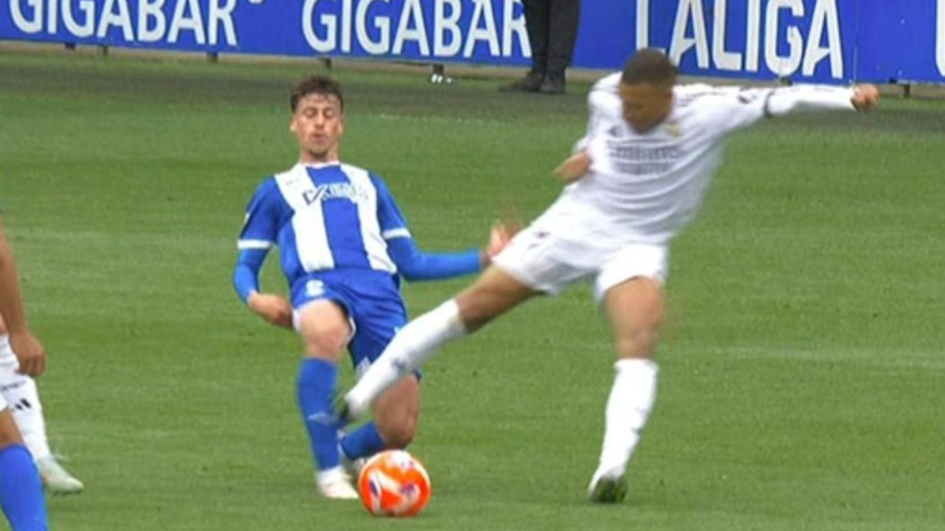 Mbappé sees first red card since 2019 after a terrifying foul that will ...