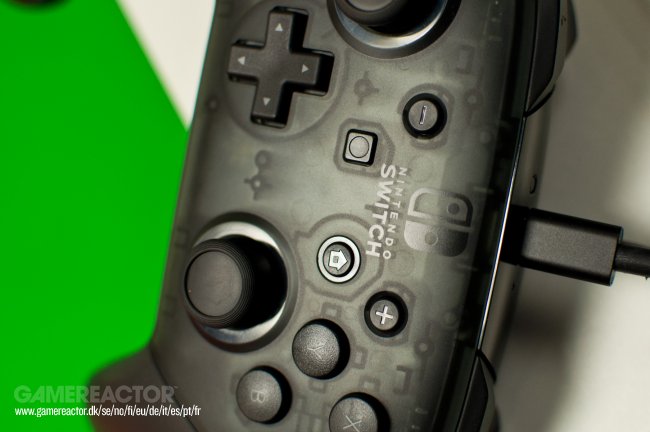 Unboxing Switch's Pro controller, compared to PS4/Xbox One - - Gamereactor