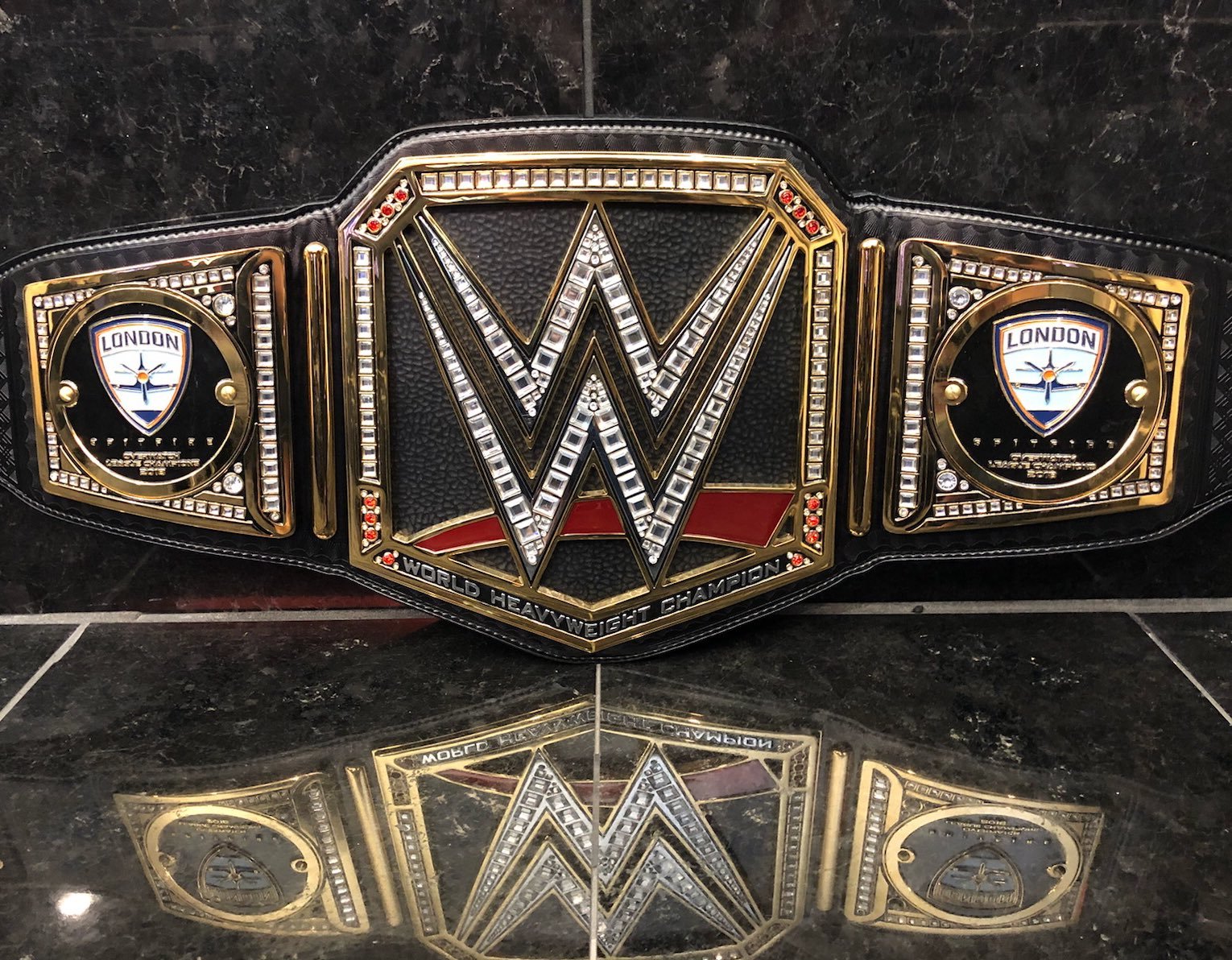 Triple H giving London Spitfire a custom WWE belt - Overwatch - Gamereactor