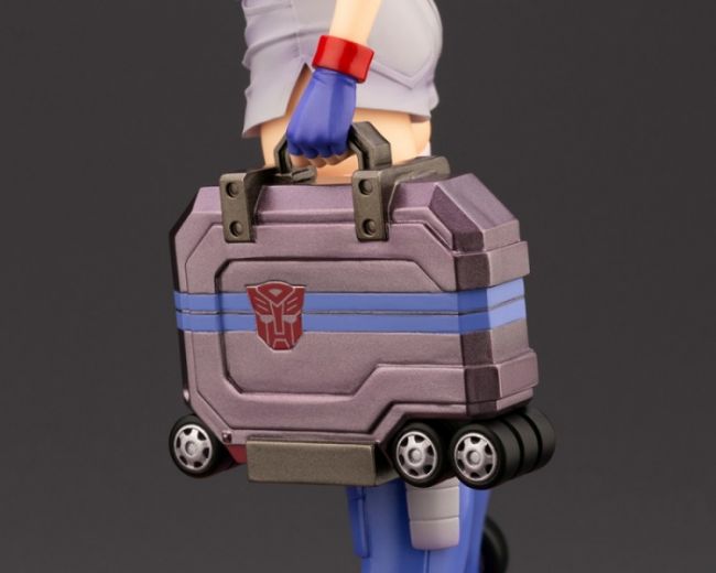 Optimus Prime to be released as female manga girl figure - - Gamereactor