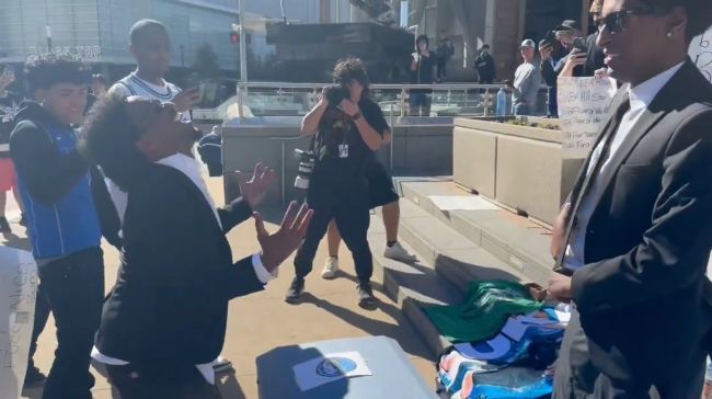 Dallas Mavericks fans brought a coffin to the stadium to protest about ...